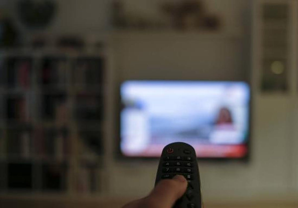 Esta es la postura que los médicos recomiendan para ver la tele | Las Provincias